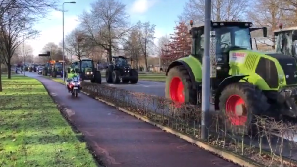 Tractors clog Dutch streets as farmers & builders protest over govt’s ...