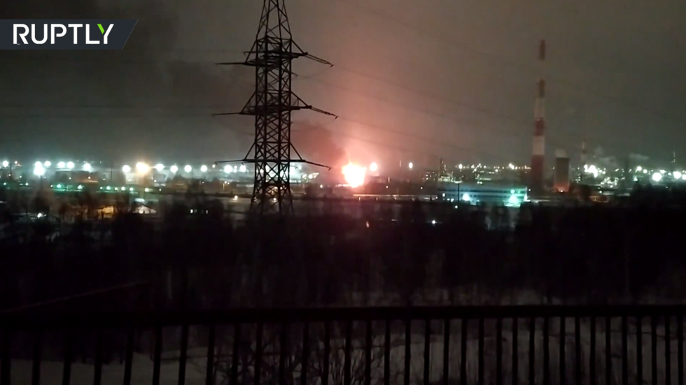Major fire engulfs Russian oil refinery after two loud bangs (VIDEO ...