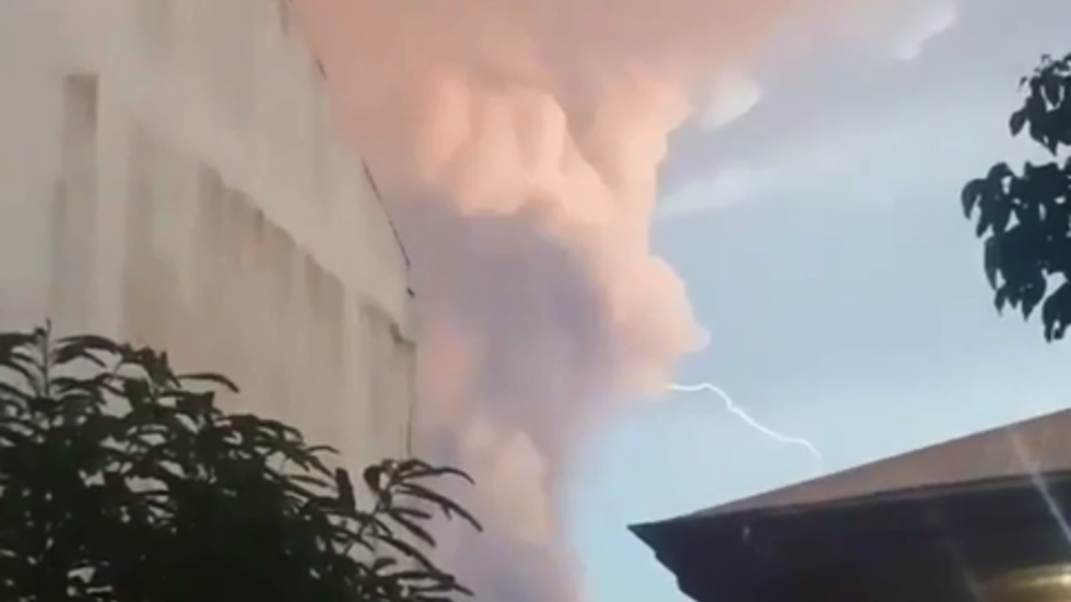WATCH lightning strike over Taal Volcano in the Philippines during 1st ...