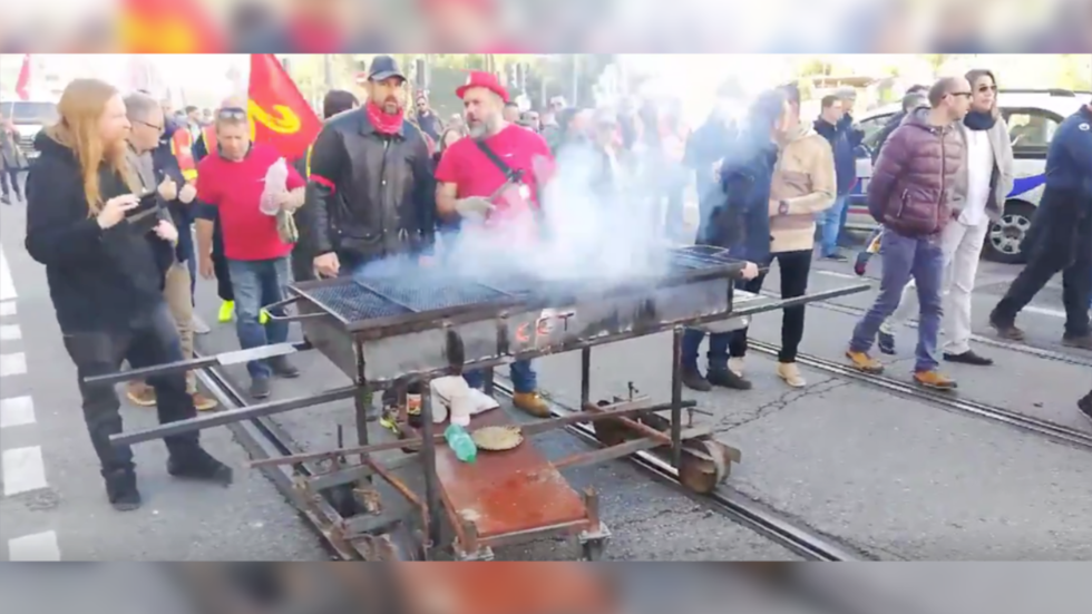 French pension reform activists set up mobile barbecue on Nice TRAM ...