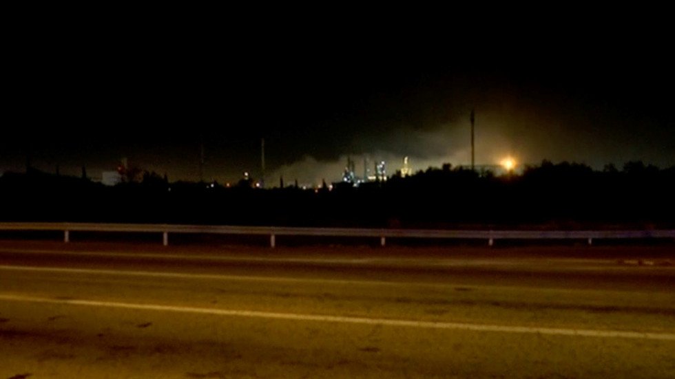 Moment of chemical plant explosion in Tarragona, Spain captured on ...