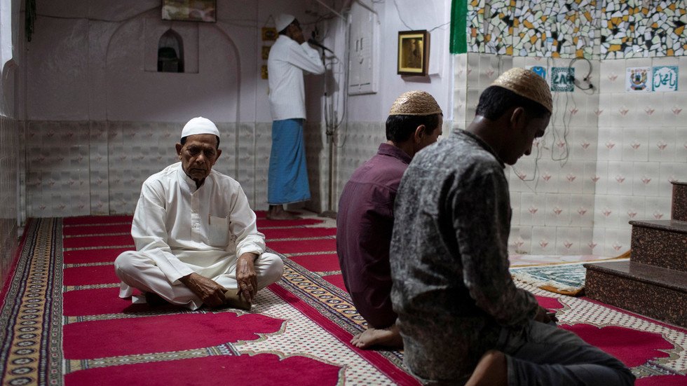 India’s Sharia law board says women may pray in mosques as petition ...