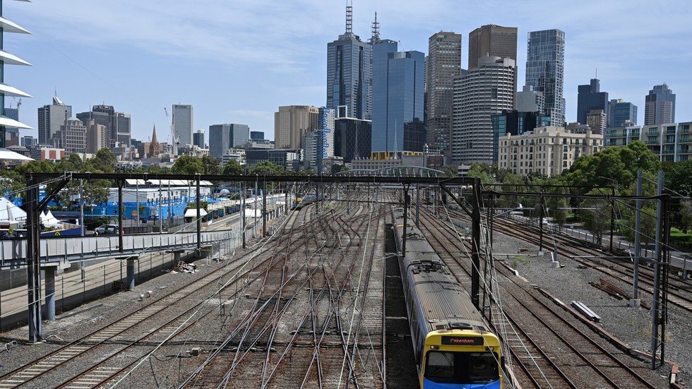 At least 2 dead as Aussie passenger train derails outside Melbourne ...