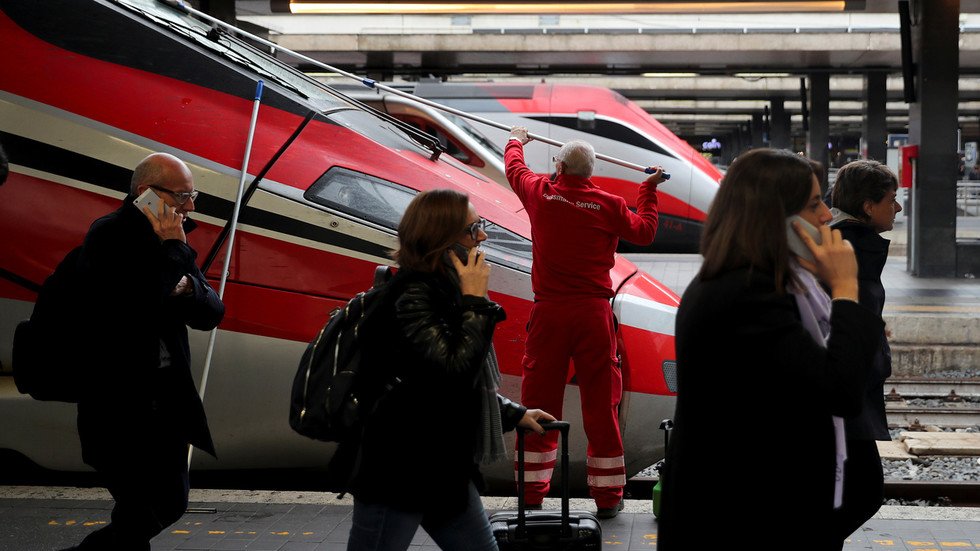 WATCH: Onlookers flee as suspected coronavirus patient wheeled through ...