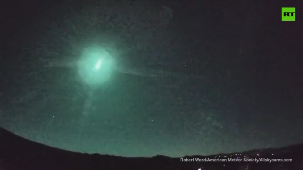 Brightly burning meteor lights the sky BLUE as it streaks across the ...