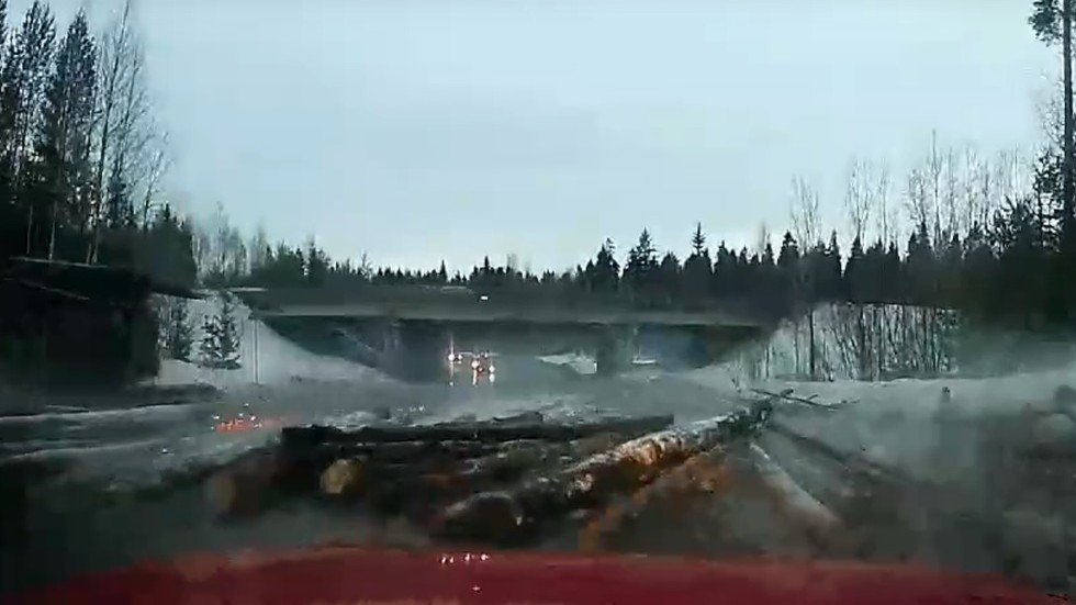 It’s ‘Final Destination’ but in real life: Log trailer dropping cargo ...
