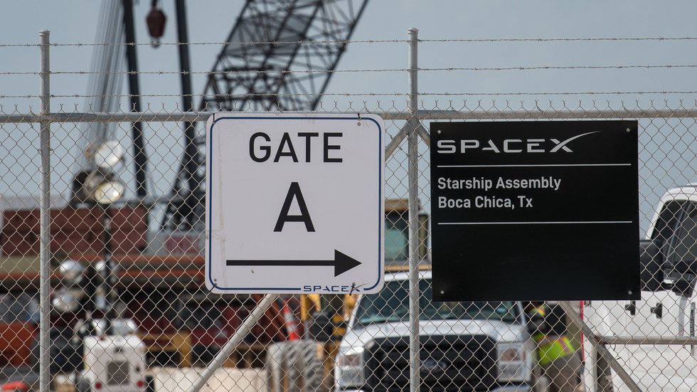 SpaceX’s Starship SN3 prototype rocket CRUMPLES like a tin can as it ...