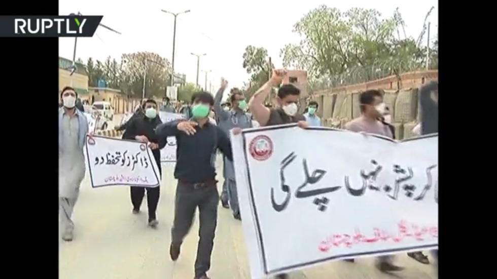 WATCH police arrest Pakistani doctors during heated protest over lack ...