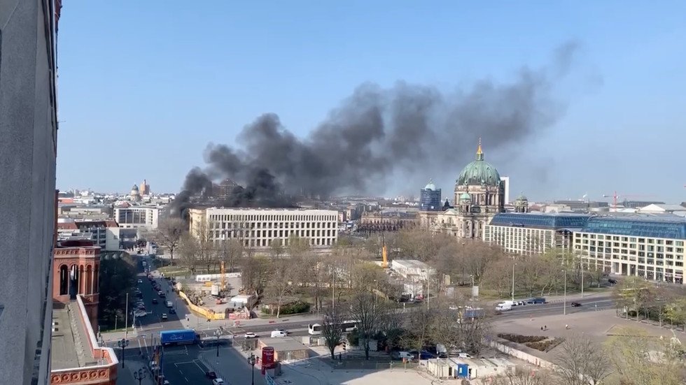 One injured as fire engulfs new building at Berlin City Palace (PHOTO ...