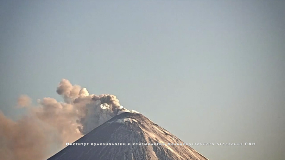 WATCH: Tallest volcano in Eurasia ERUPTS in Russia's Far East, spewing ...