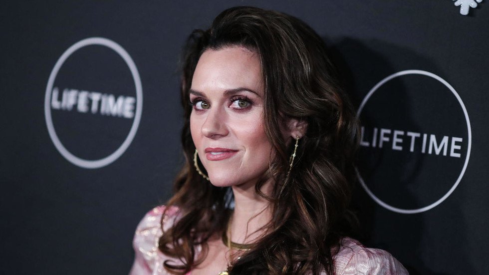 ‘Stunning, brave’: Actress ‘goes gray for frontline workers’ in latest ...