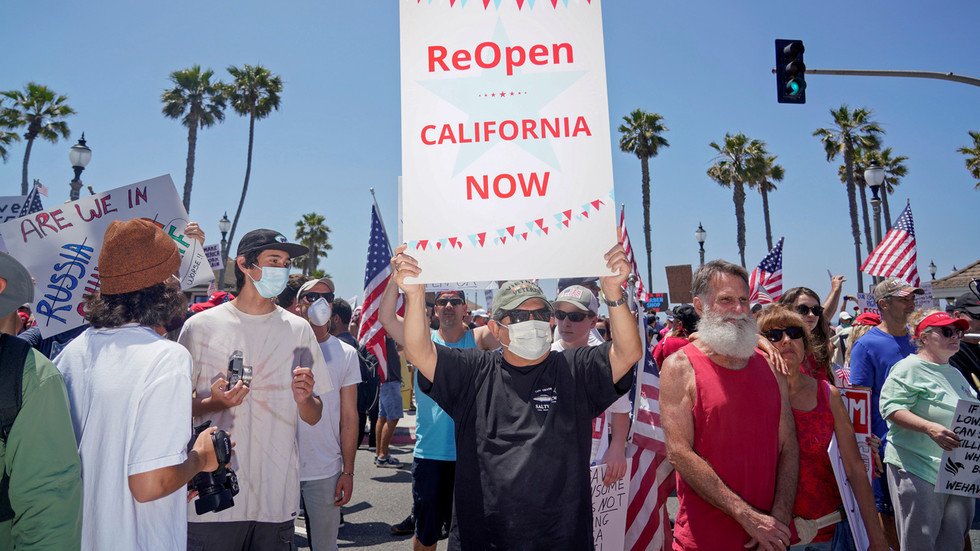 CROWDS of Californians protest governor’s order to close BEACHES over ...