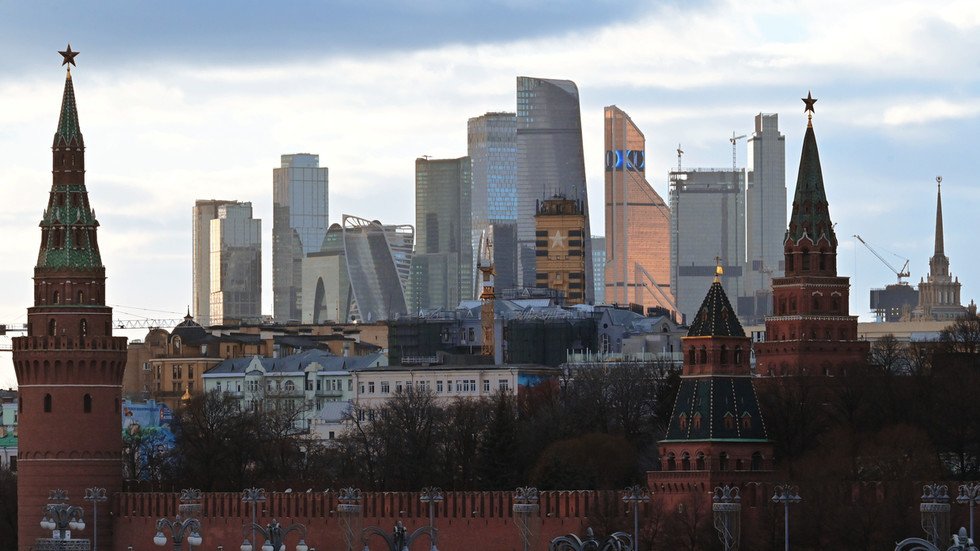 Home, Sweet Home? Russia to offer PERMANENT RESIDENCY to foreigners who ...