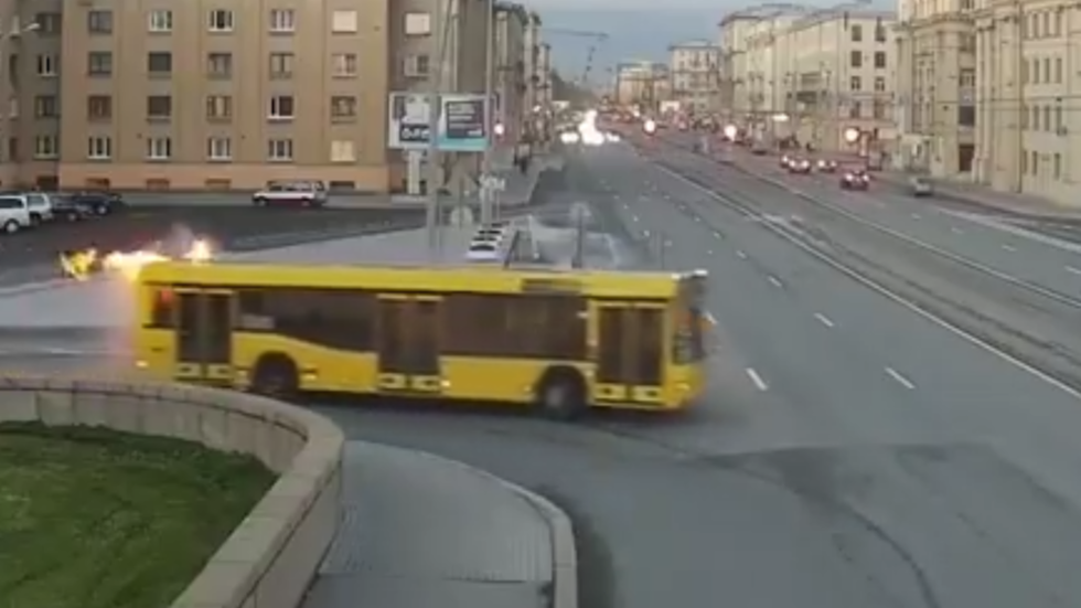 Hot ride: WATCH bus ON FIRE driving through St. Petersburg — RT Russia ...