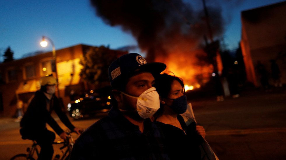 Crowds BESIEGE Minneapolis 5th Precinct as police & National Guard fail ...