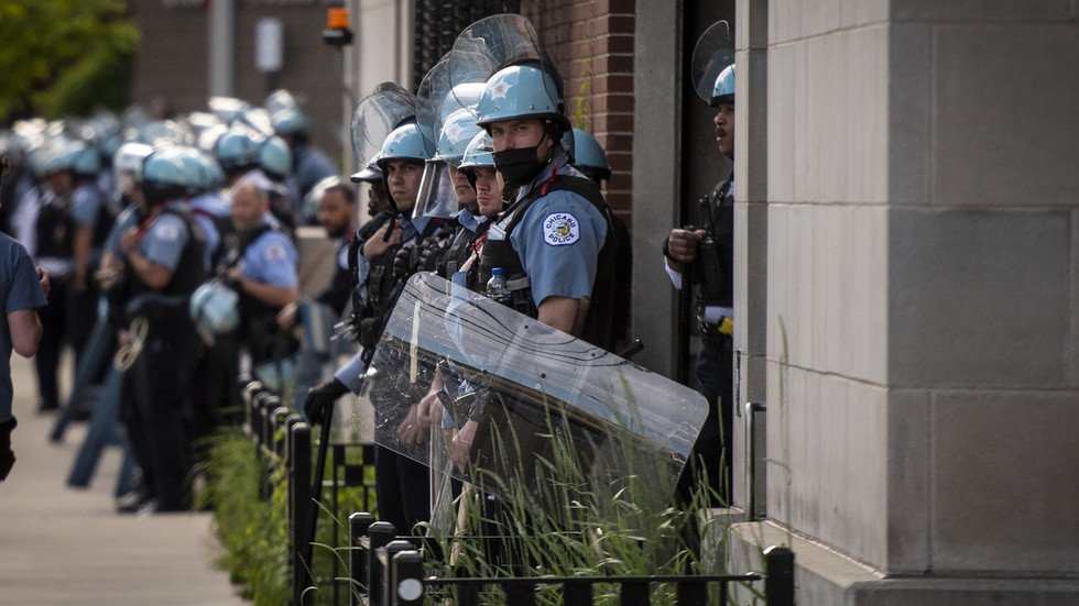 Catch me if you can? Chicago looters BRAG on Facebook about unloading ...