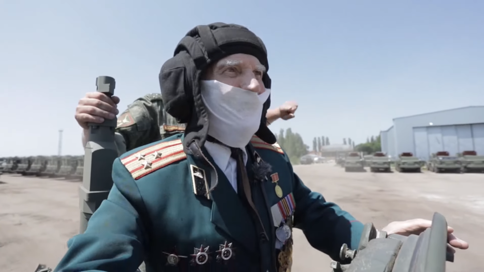 ‘Are we going to fire?’ 95yo WWII veteran tankman who helped defeat ...