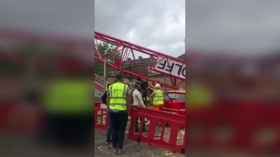 20-meter crane collapses onto homes in east London, killing 1 (VIDEOS ...