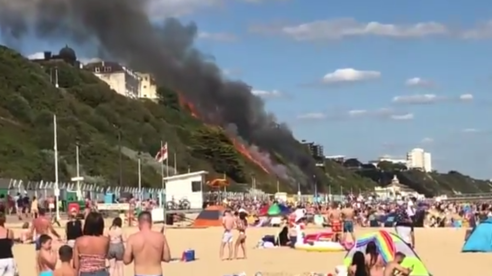 HUGE fire erupts on PACKED beach in UK, daytrippers gather round to ...