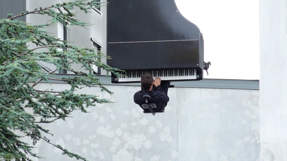 Music from above: WATCH pianist play concert while hanging upside-down ...