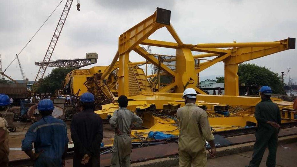 Giant crane collapses at Indian shipyard, killing at least 11 (PHOTOS ...