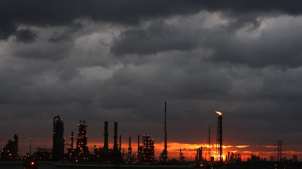 Gulf Coast refineries restart after hurricane scare — RT Business News