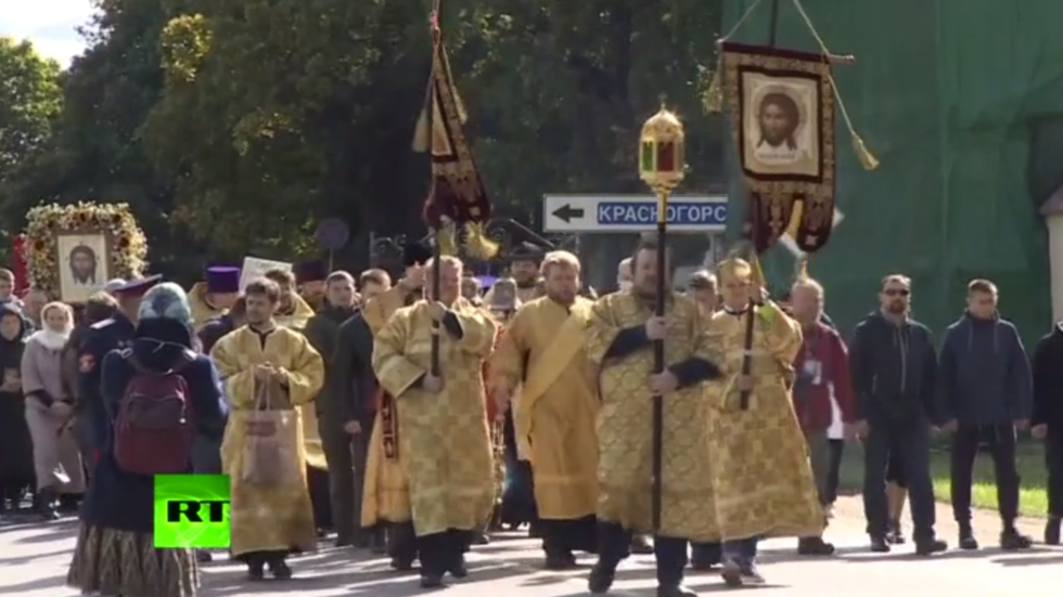 Russian Orthodox believers pay homage to Romanovs’ canonization with ...