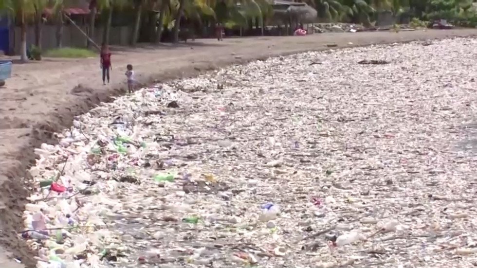 100+ tons of garbage washed up on idyllic Caribbean beach in Honduras ...