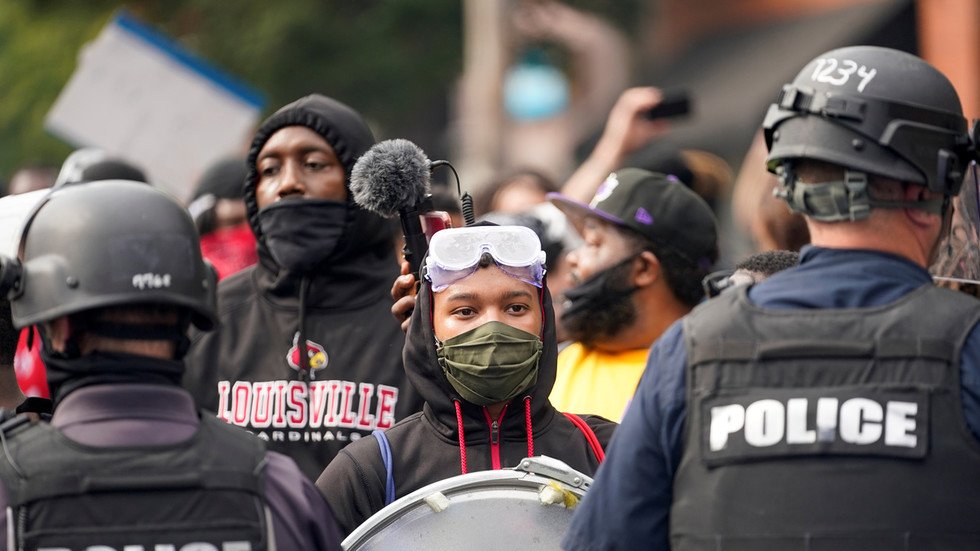 WATCH: BLM protesters prepare riot shields & ‘ABOLISH POLICE’ signs ...