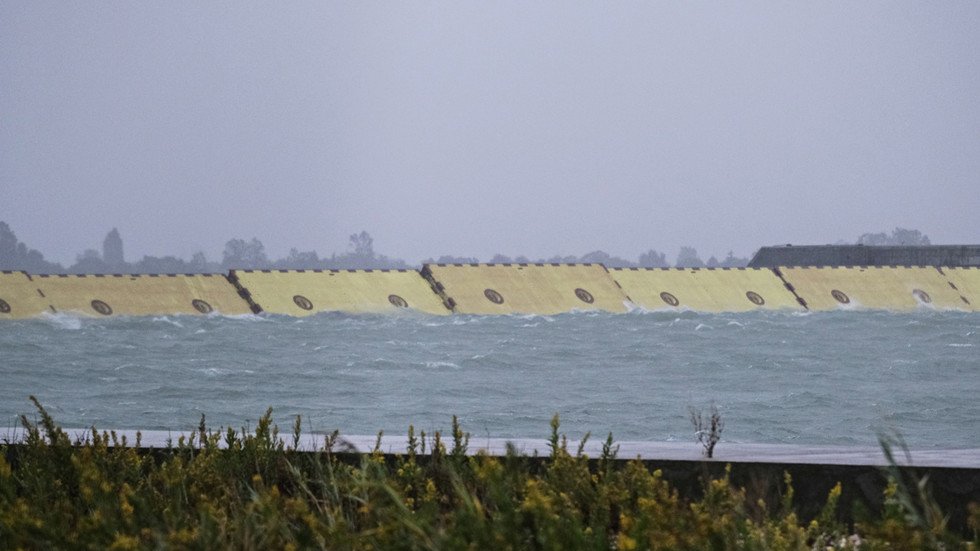 Venice deploys multi-billion-euro flood barriers for first time (PHOTOS ...