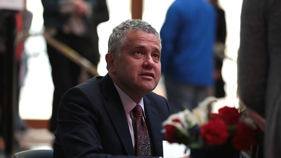 #MeToobin trends on Twitter as CNN legal analyst enters the pantless ...