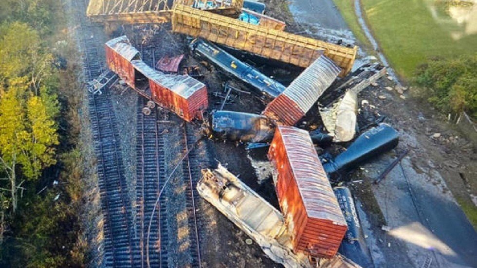 Chemical-carrying freight train derails in Texas causing pile-up ...