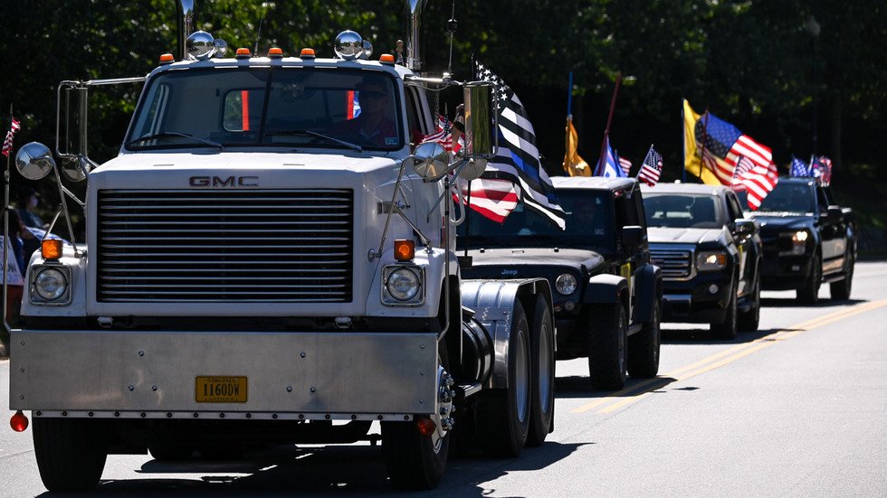 WATCH: Convoy of Trump supporters’ trucks surrounds Biden-Harris ...