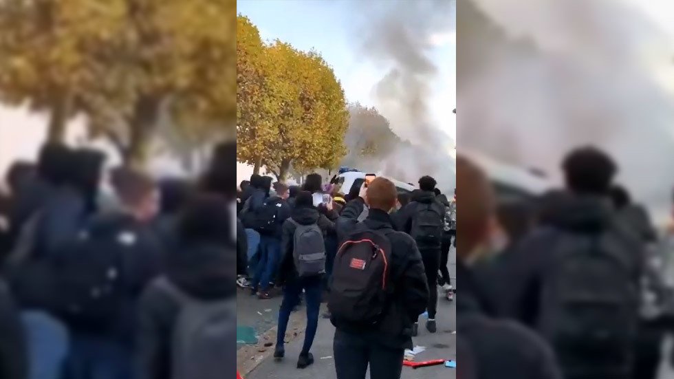 Violence erupts as high-school students clash with police on streets of ...