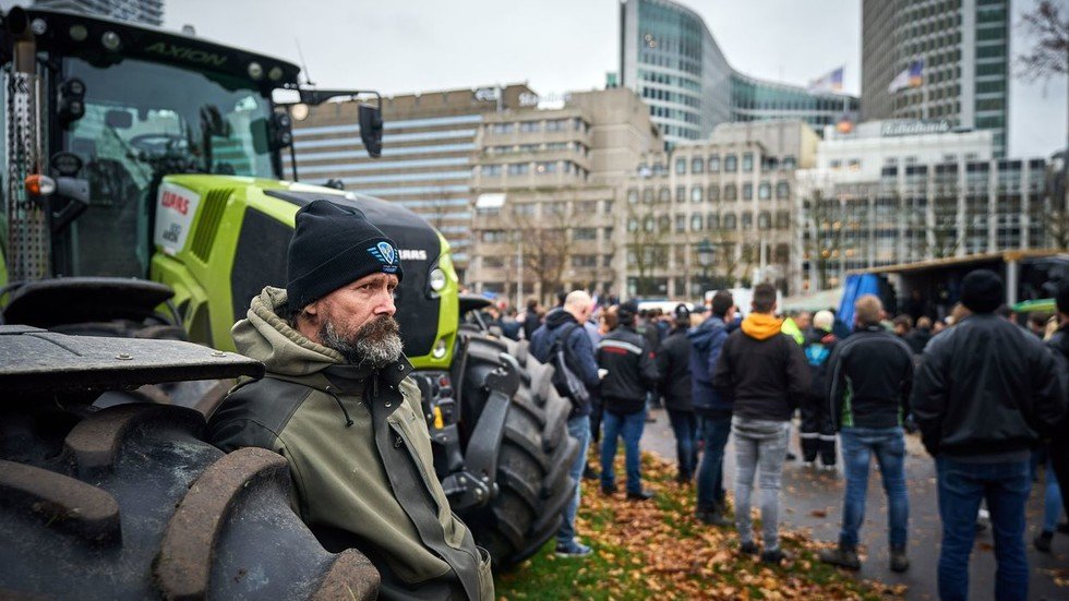 Irate Dutch farmers clog roads in major tractor protest over government ...