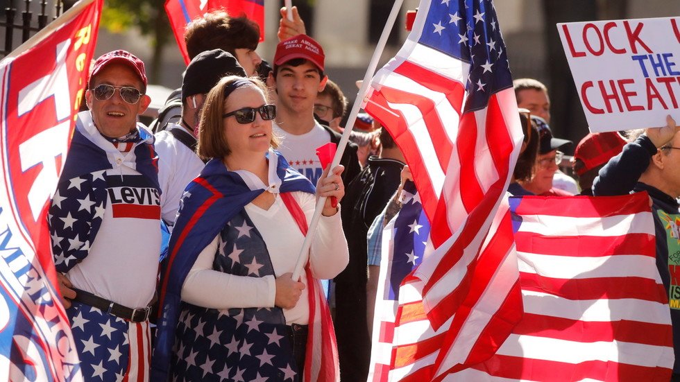 ‘CNN sucks!’: Crowd of pro-Trump protesters gathers outside ‘fake news ...