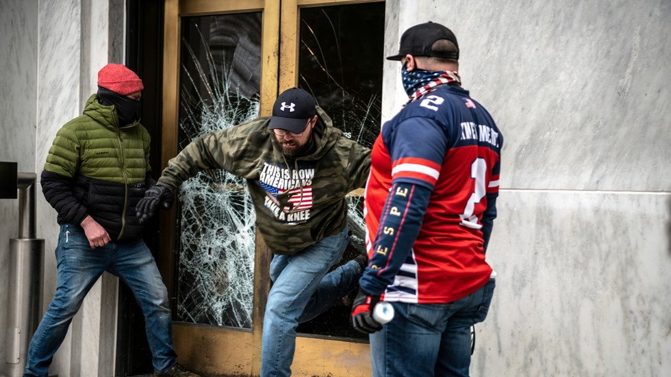 WATCH: 4 arrested after protesters attempt to STORM Oregon State ...