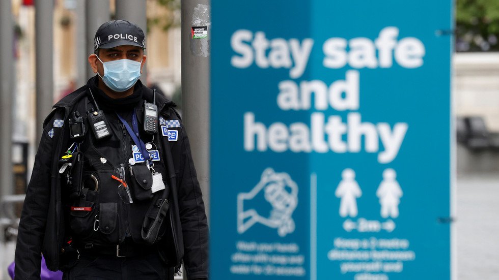 WATCH: Police raid party with 60-plus people for violating Covid-19 ...