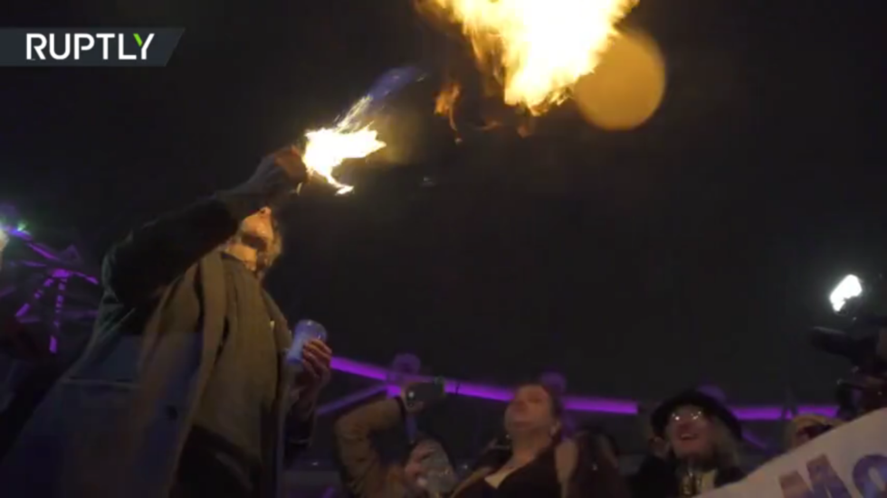 WATCH Piers Corbyn FIRE-BREATHING as he stages anti-lockdown ‘party’ in ...