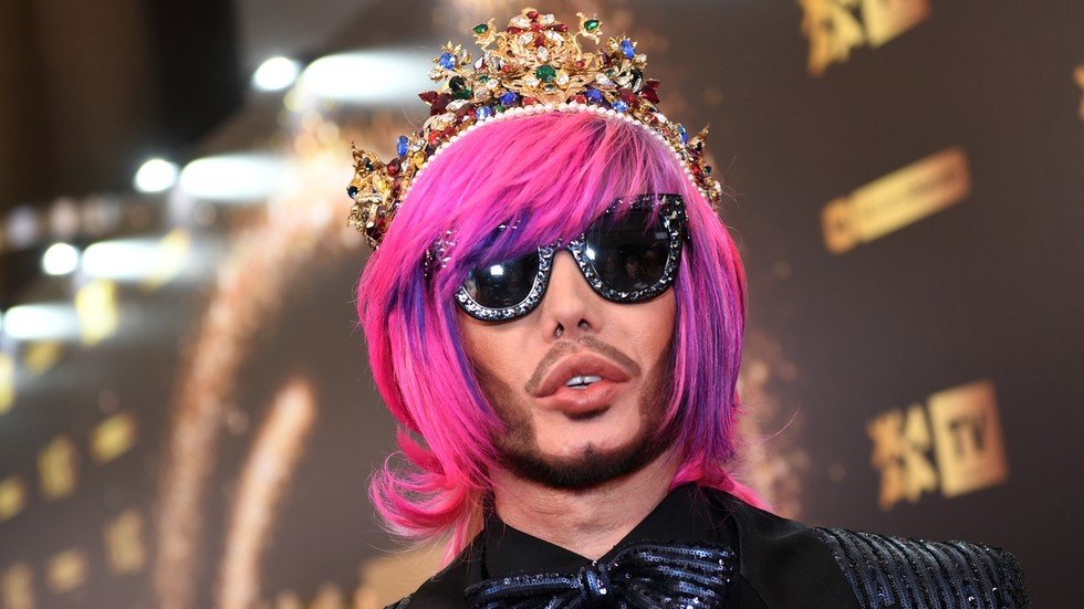 Pink-haired politico: Parties woo plastic-surgery-loving Moscow stylist ...