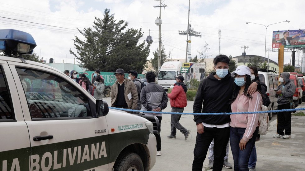 7 students fall to their deaths after balcony railing snaps at Bolivian ...