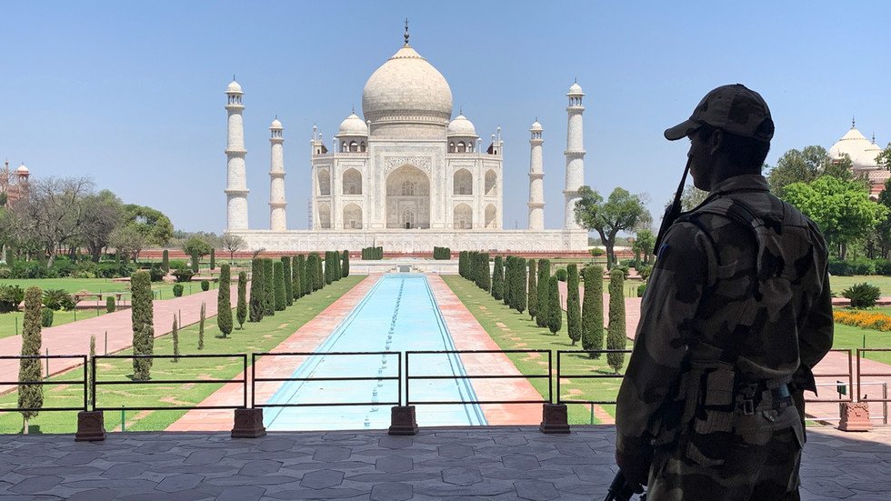 Indian police evacuate iconic Taj Mahal after bomb threat — RT World News