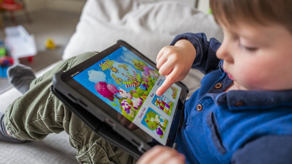 Tablet tantrums: Toddlers use of screens leads to behavioral problems ...
