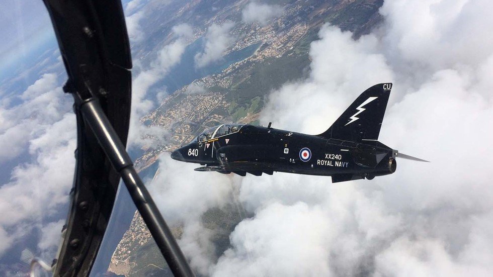 Royal Navy trainer jet crashes in Cornwall field, both pilots manage to ...