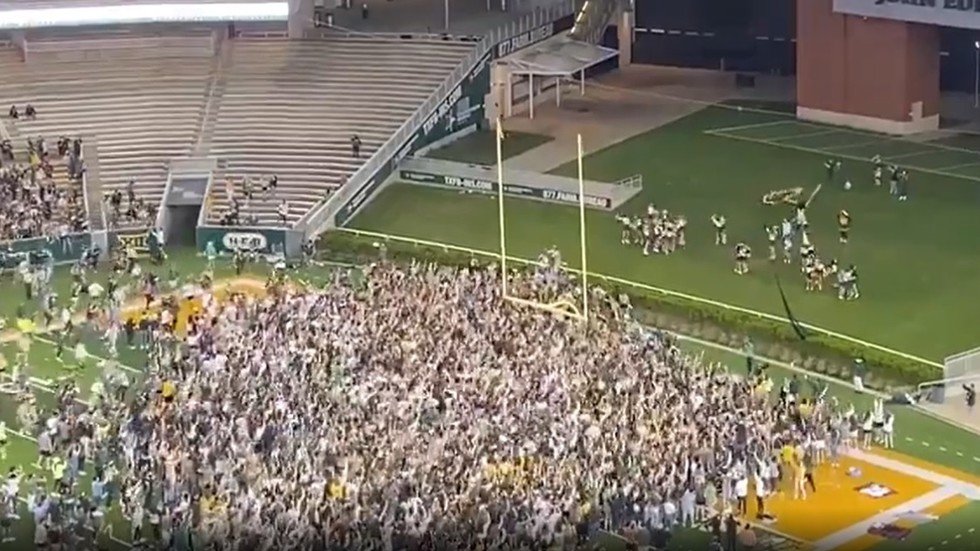 WATCH: Overjoyed Baylor fans storm field in Texas after NCAA title win ...
