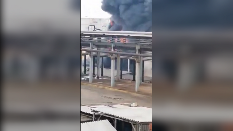 EXPLOSION and fire rock Mexican oil refinery in Veracruz state (VIDEO ...