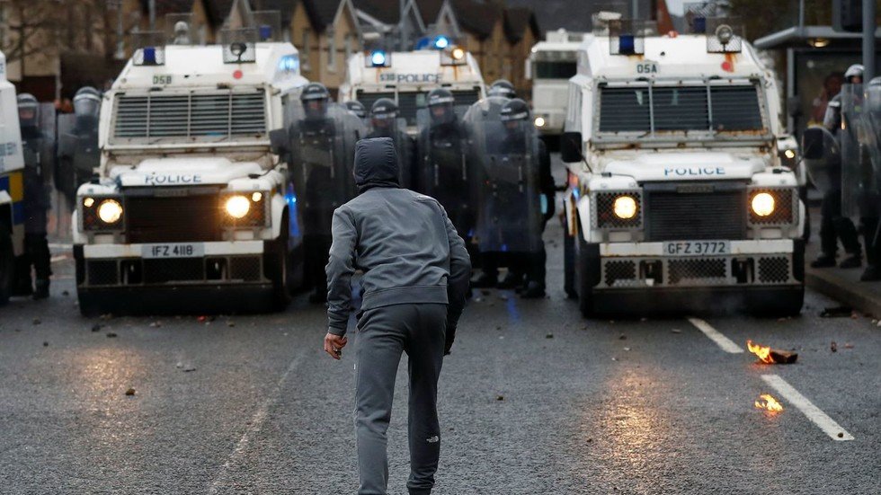 Crowds of youths pelt N. Irish police with stones on Belfast’s ...