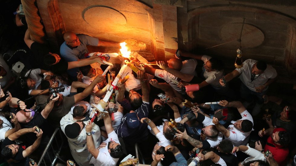 Holy Fire descends in the Church of the Holy Sepulchre in Jerusalem ...