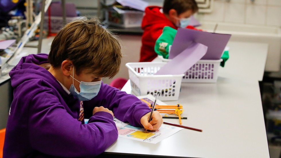 British schools in chaos as THOUSANDS of Covid-free kids are sent home ...