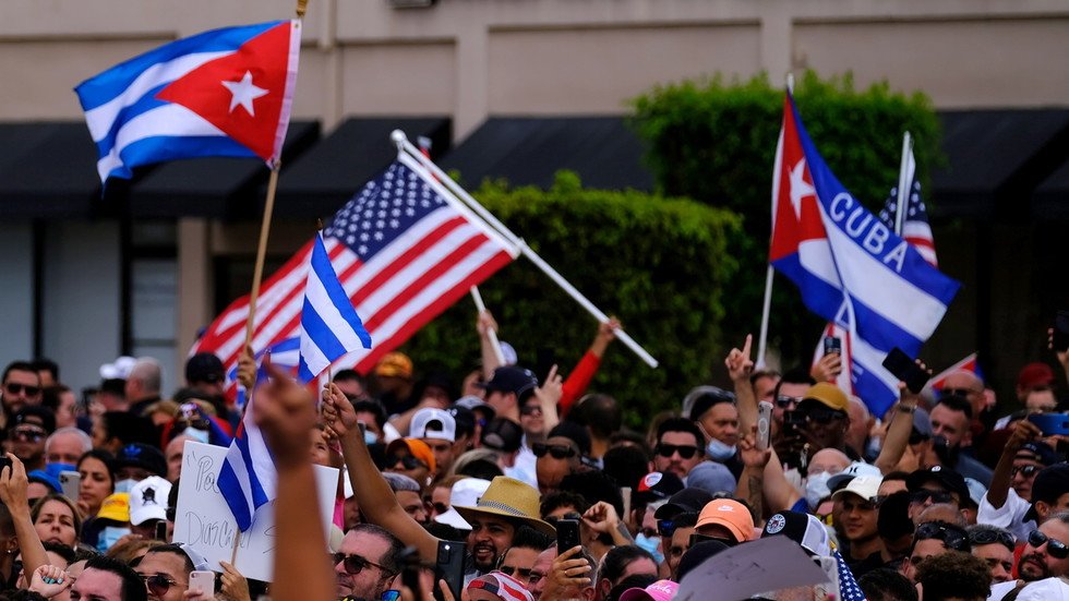 Protesters worldwide waving US flags as ‘symbol of freedom,’ I have bad ...